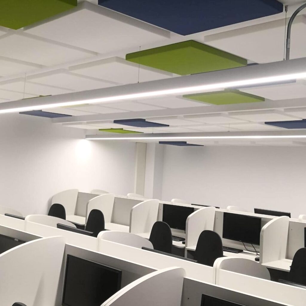 Paneles acústicos: estilo y reducción de ruido en tu negocio - ISINAC